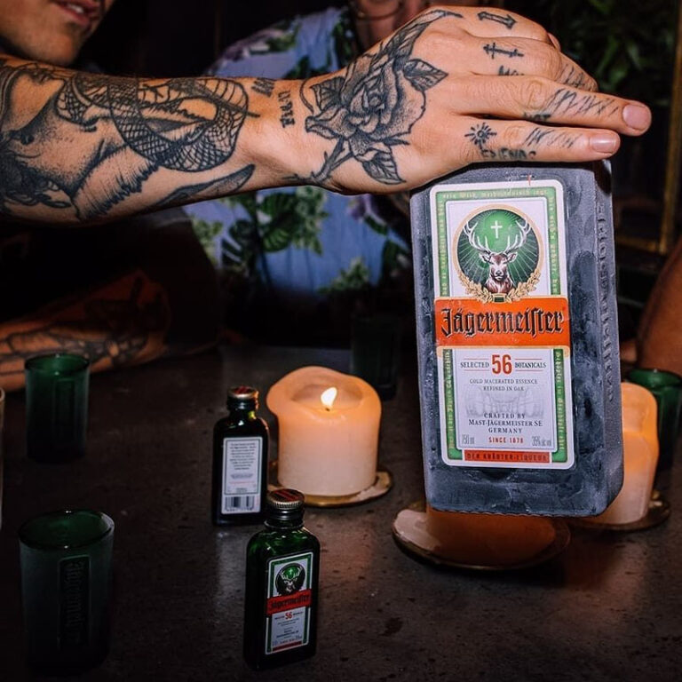 Jager Bomb "nổ tung" cảm xúc tại mạn lăng Bác cực cháy